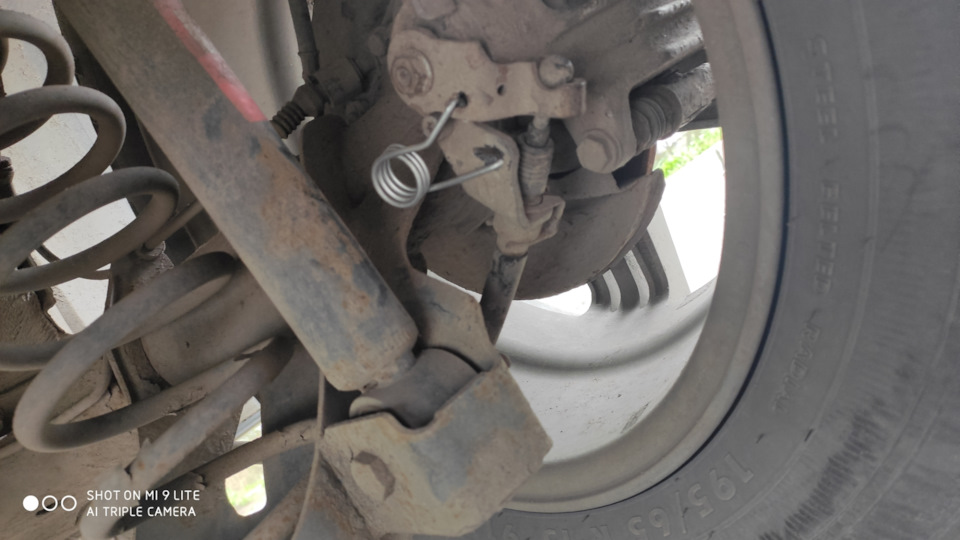 Возвратные пружины на ручник — Volkswagen Bora (1G), 2 л, 2001 года ...