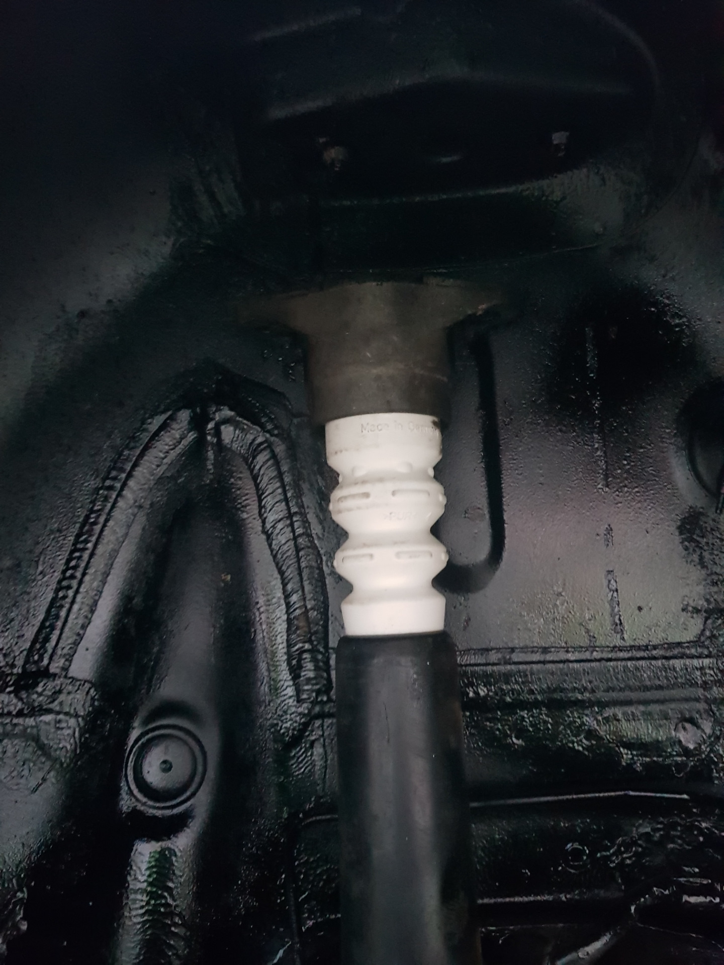 Замена масла в двигателе и задних отбойников амортизаторов — Audi A6 ...