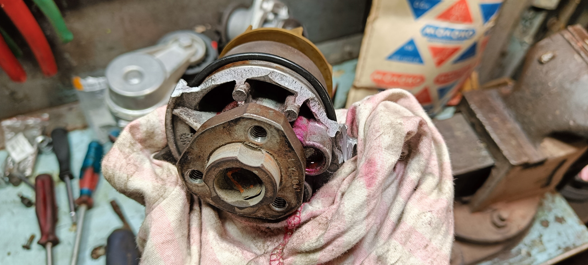 Замена помпы VW Touareg 3.2 — Volkswagen Touareg (1G), 3,2 л, 2005 года ...