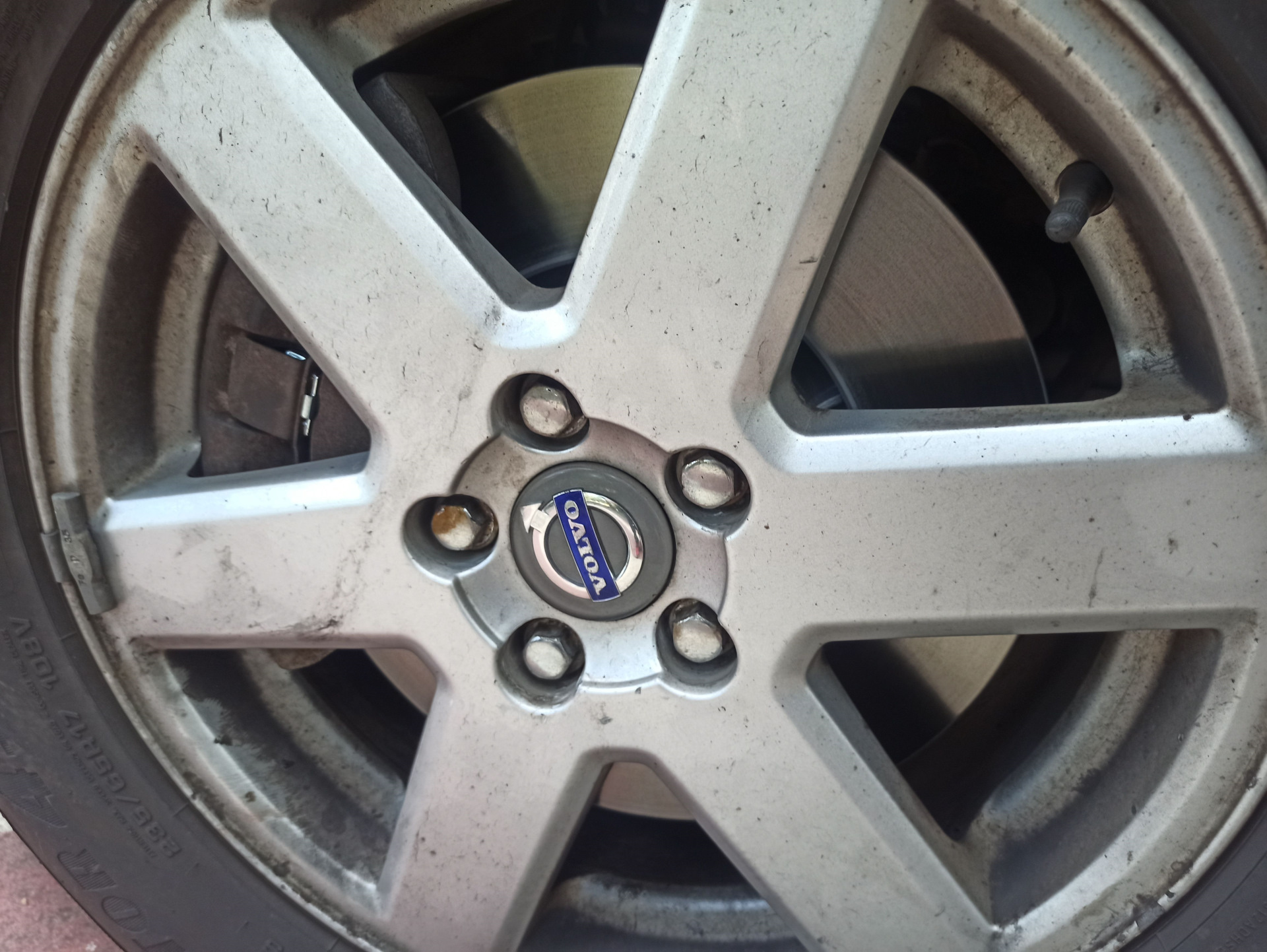 Замена передних дисков и колодок. — Volvo XC90 (1G), 2,5 л, 2011 года ...