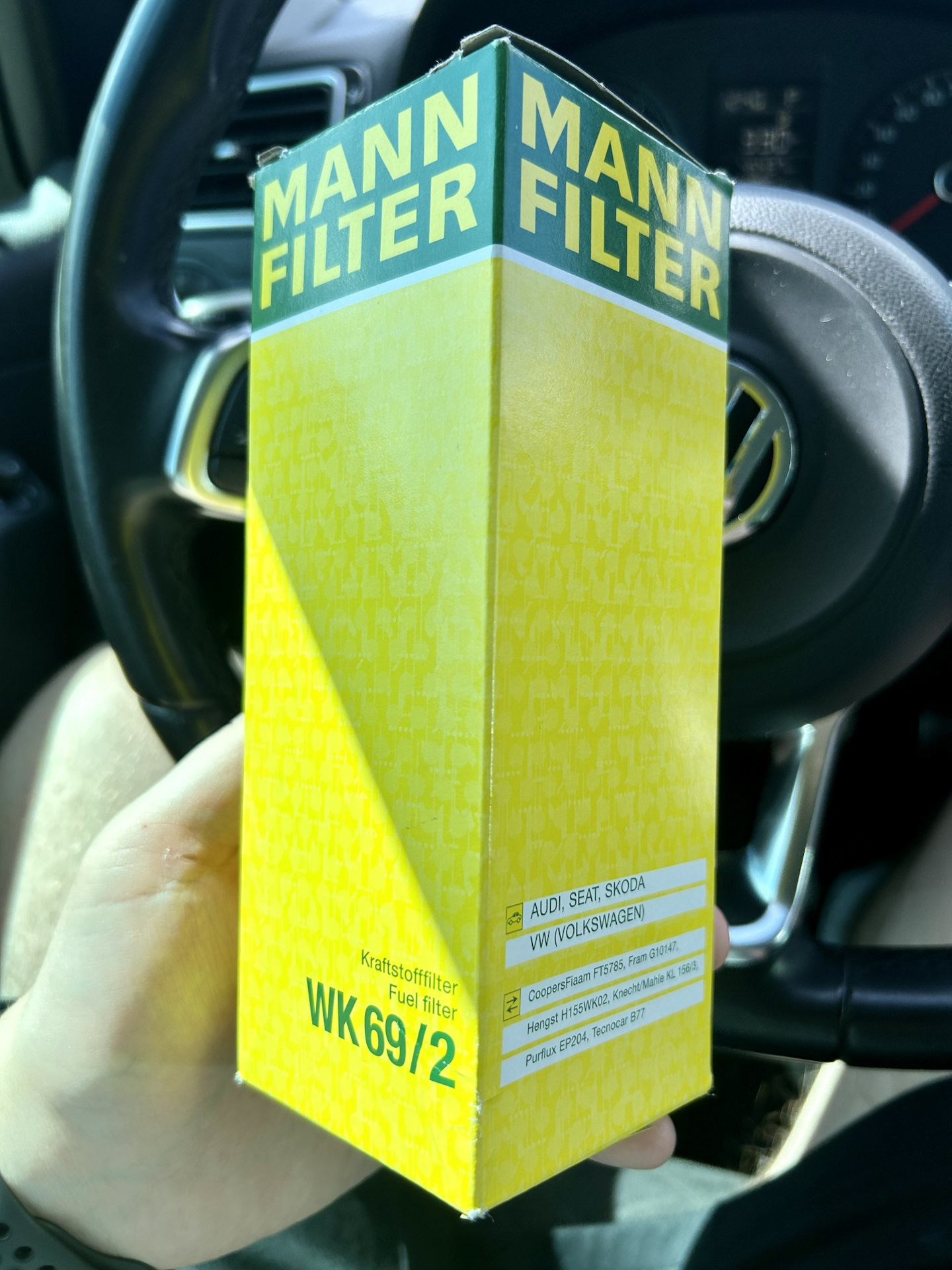 Замена топливного фильтра на MANN-FILTER WK 69/2 — Volkswagen Polo Sedan, 1,6 л, 2018 года ...