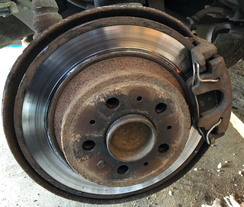 Обслуживание тормозной системы (Зад) — Volvo S80 (1G), 2,4 л, 2005 года ...