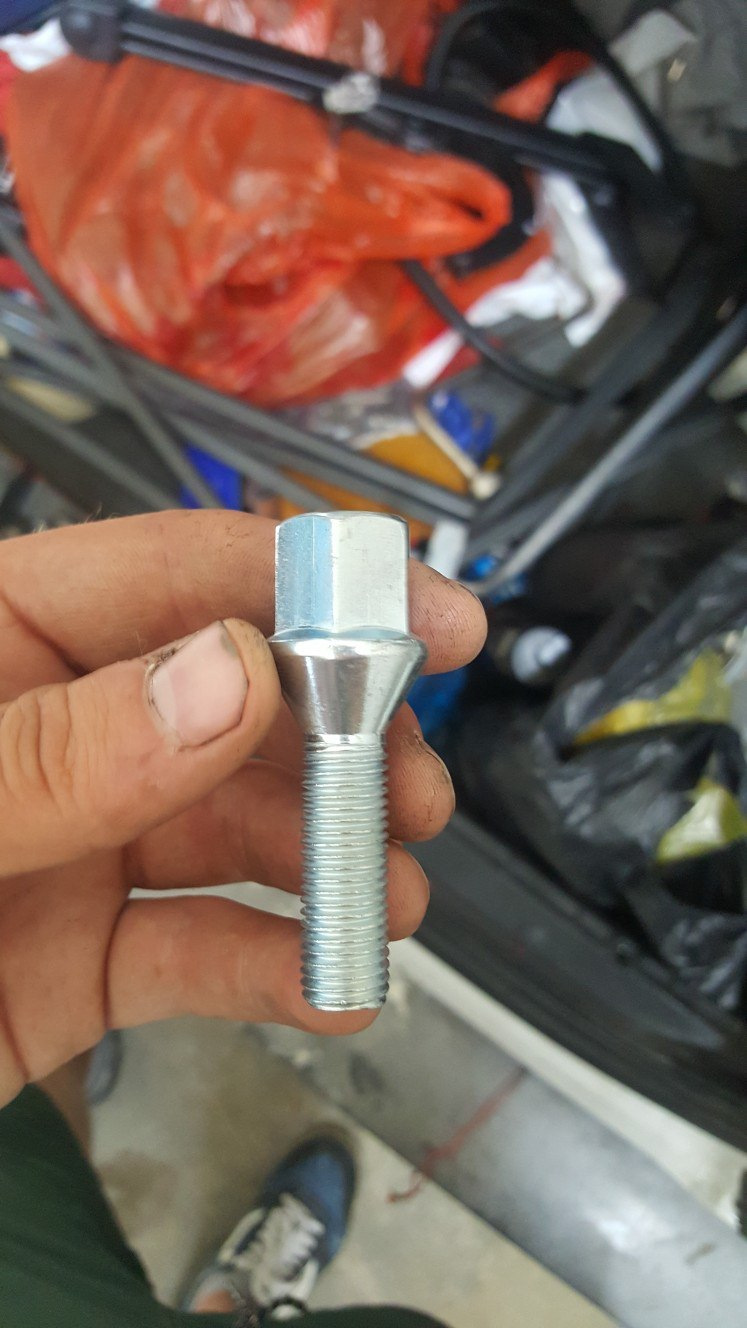 Оформление Бэхи)Снятие лобового и покраска рамки.И болты колесные — BMW ...