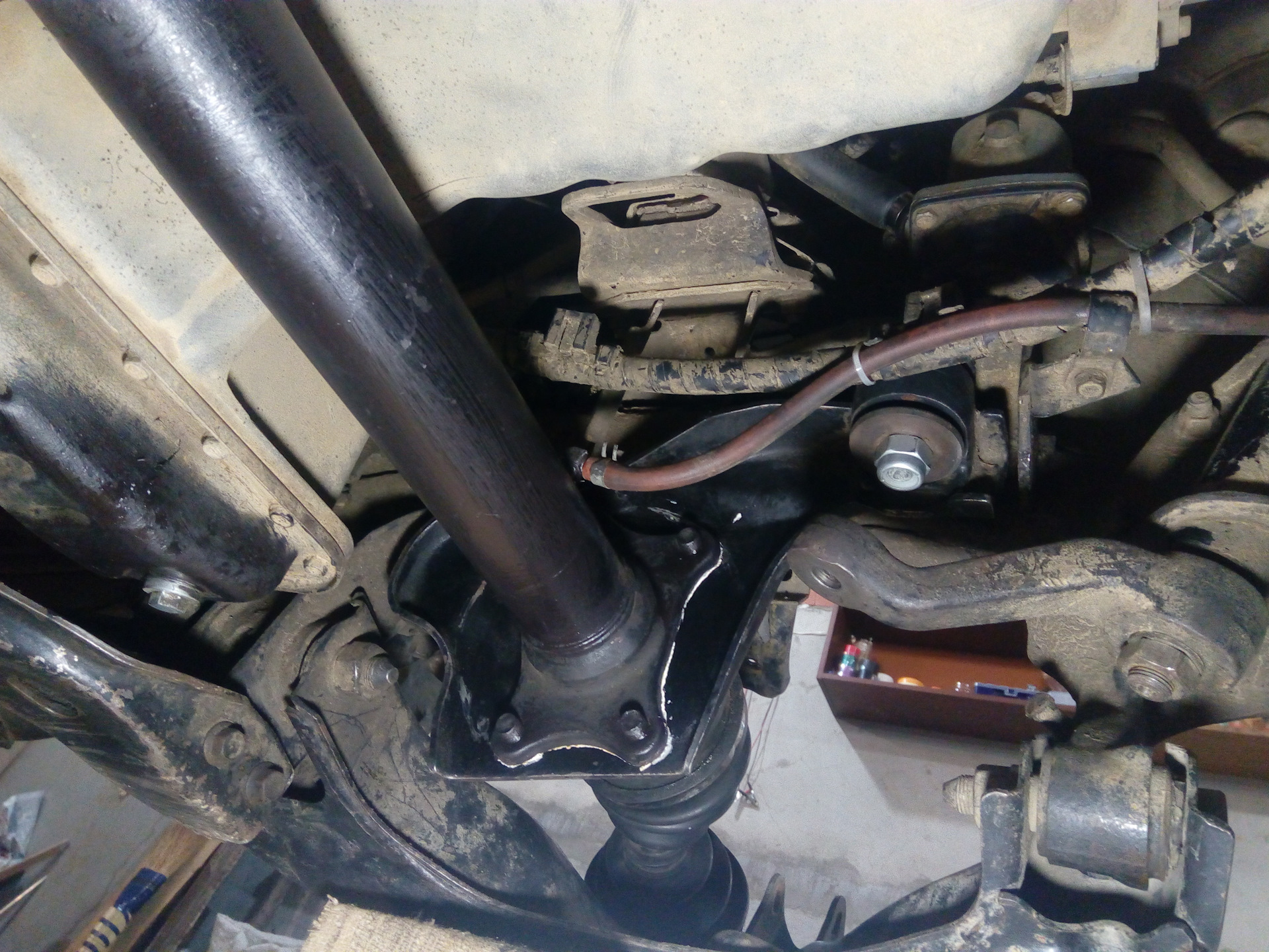 123.Разбор передней оси и обслуживание "моста". — Isuzu MU (I), 2,8 л ...