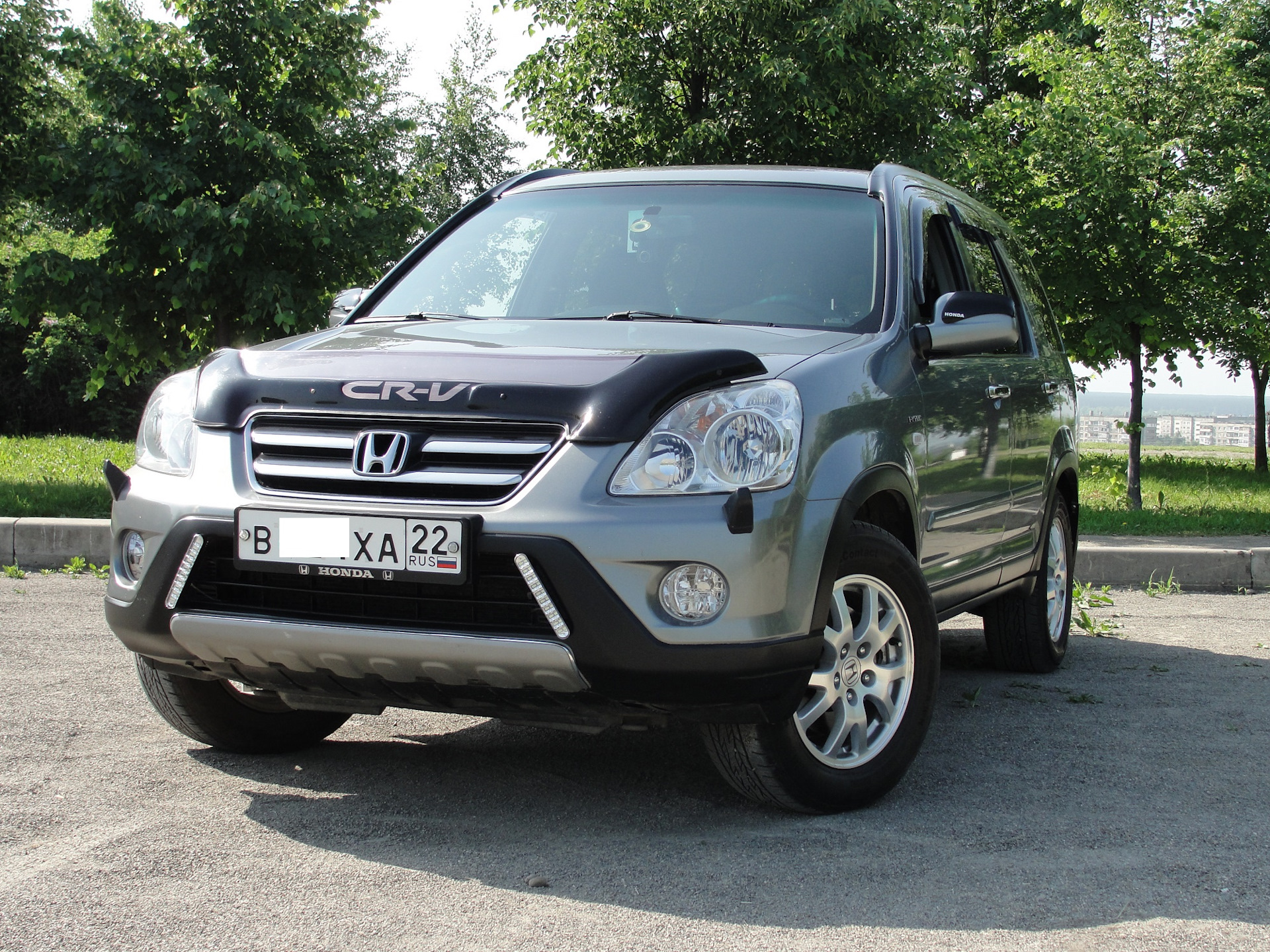 Накладка бампера на своем месте — Honda CR-V (RD4/RD5/RD6/RD7), 2 л ...