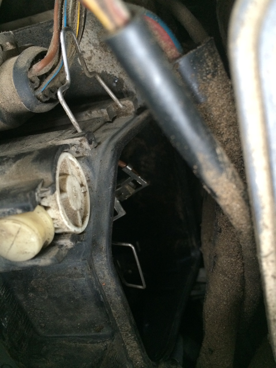 замена лампочки ближнего света н8 — Audi A4 (B6), 1,8 л, 2003 года ...