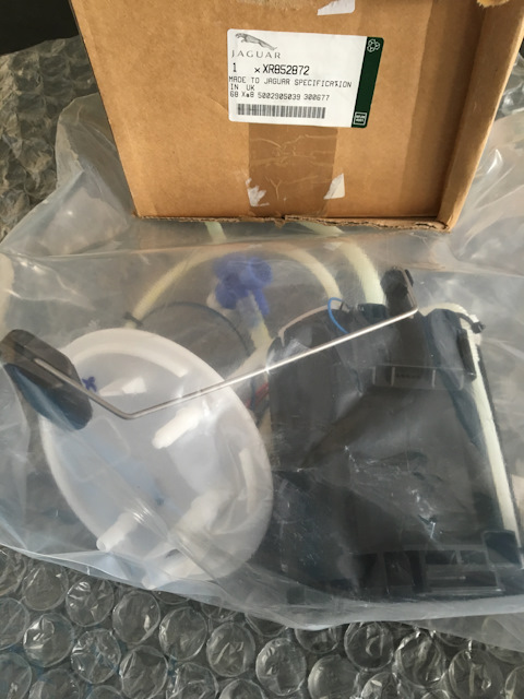 XR852872 УЗЕЛ-ДАТЧИК УРОВНЯ И НАСОС Jaguar Land Rover | Запчасти на DRIVE2