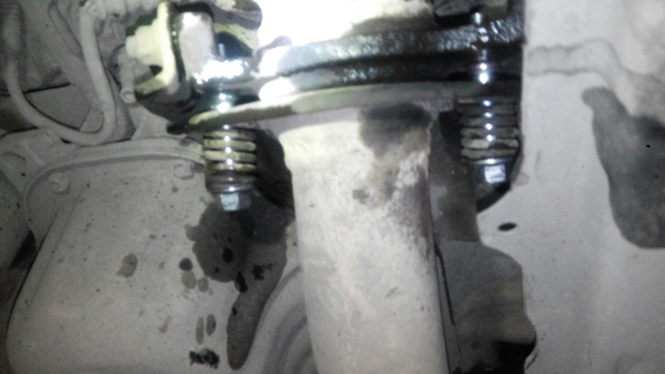 Замена прокладки выхлопной трубы — Toyota RAV4 (II), 2 л, 2001 года ...