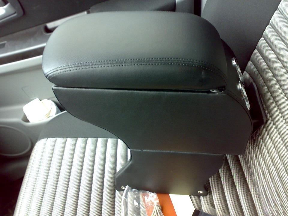 Подлокотник — Suzuki SX4 (1G), 1,6 л, 2012 года | аксессуары | DRIVE2