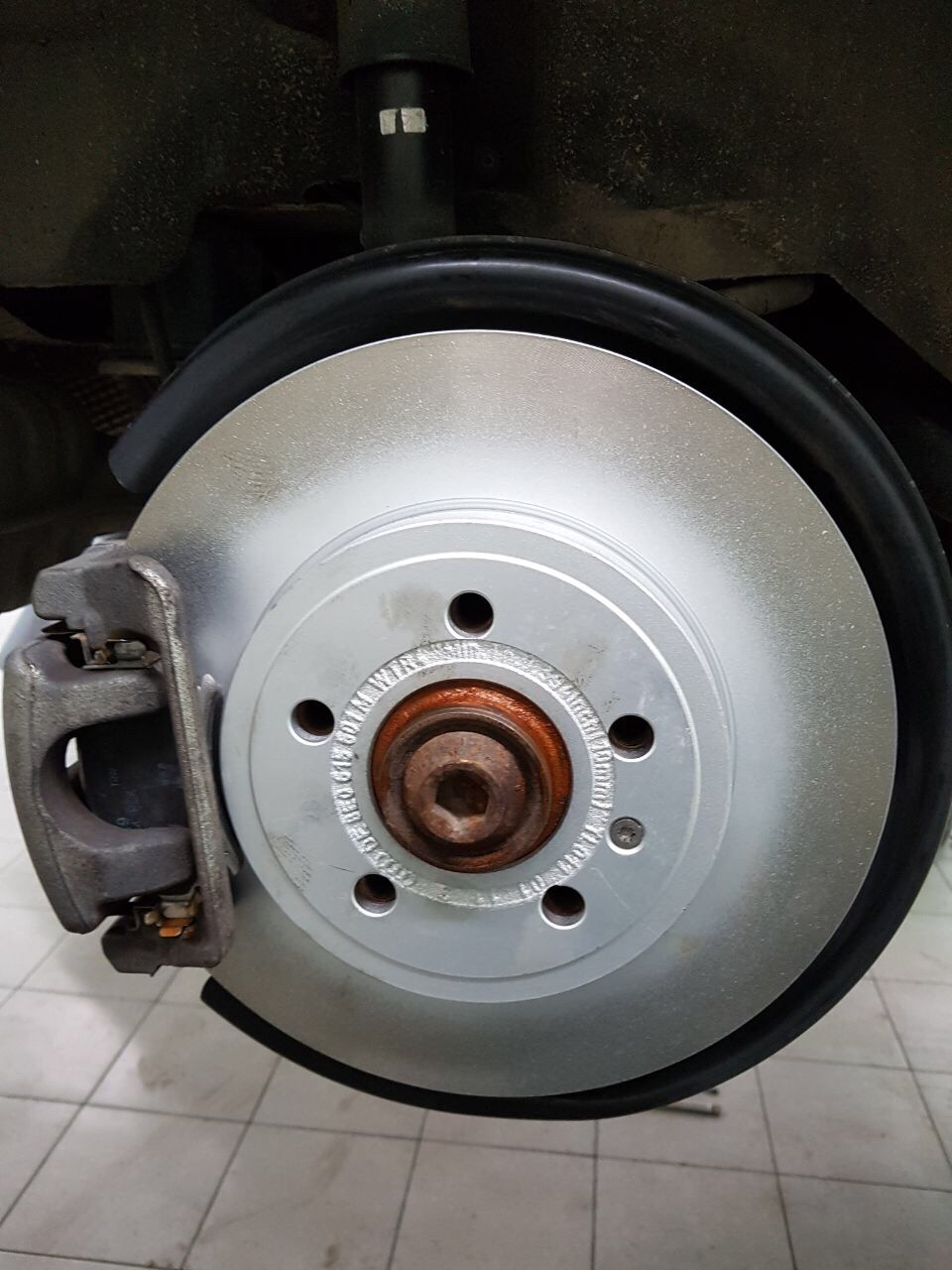 Замена тормозных дисков и колодок — Audi A4 (B7), 2 л, 2006 года ...