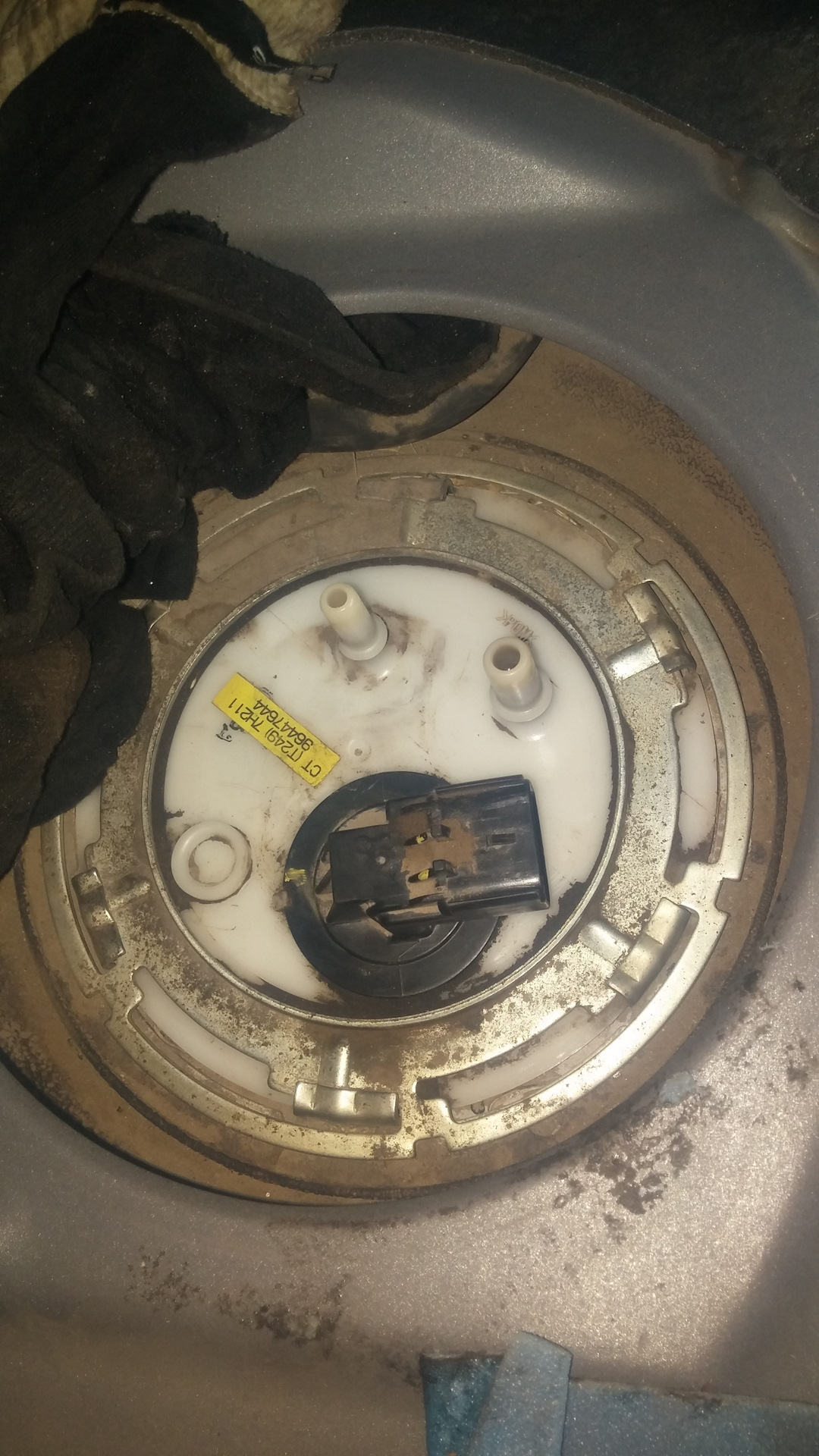 Замена сеточки бензонасоса — Chevrolet Aveo Sedan (1G), 1,5 л, 2007 ...