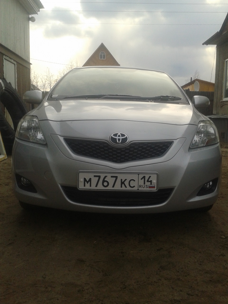 Маленький красивый седан! — Toyota Belta, 1 л, 2010 года | другое | DRIVE2