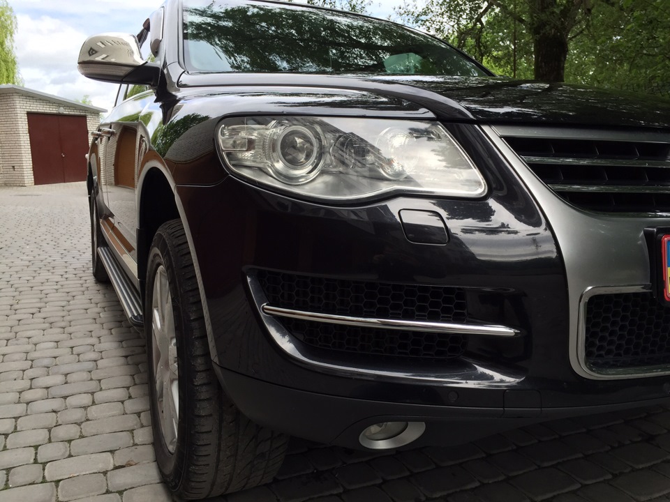 Хром молдингы переднего бампера — Volkswagen Touareg (1G), 3 л, 2008 ...