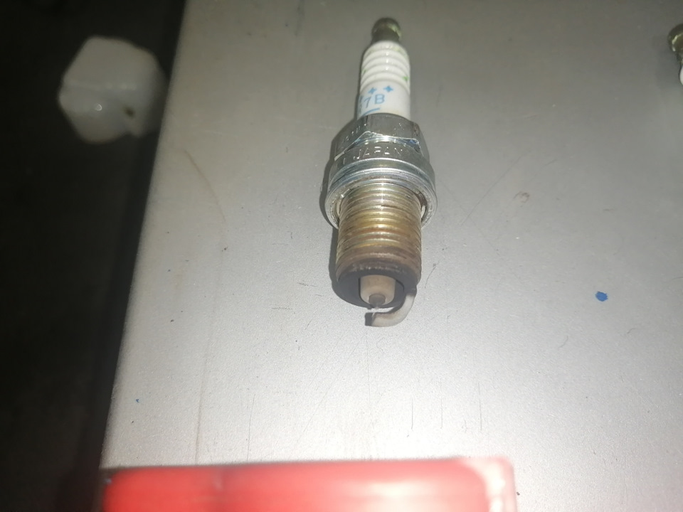 №31 Свечи зажигания NGK 2668 — Volkswagen Passat CC, 2 л, 2012 года ...