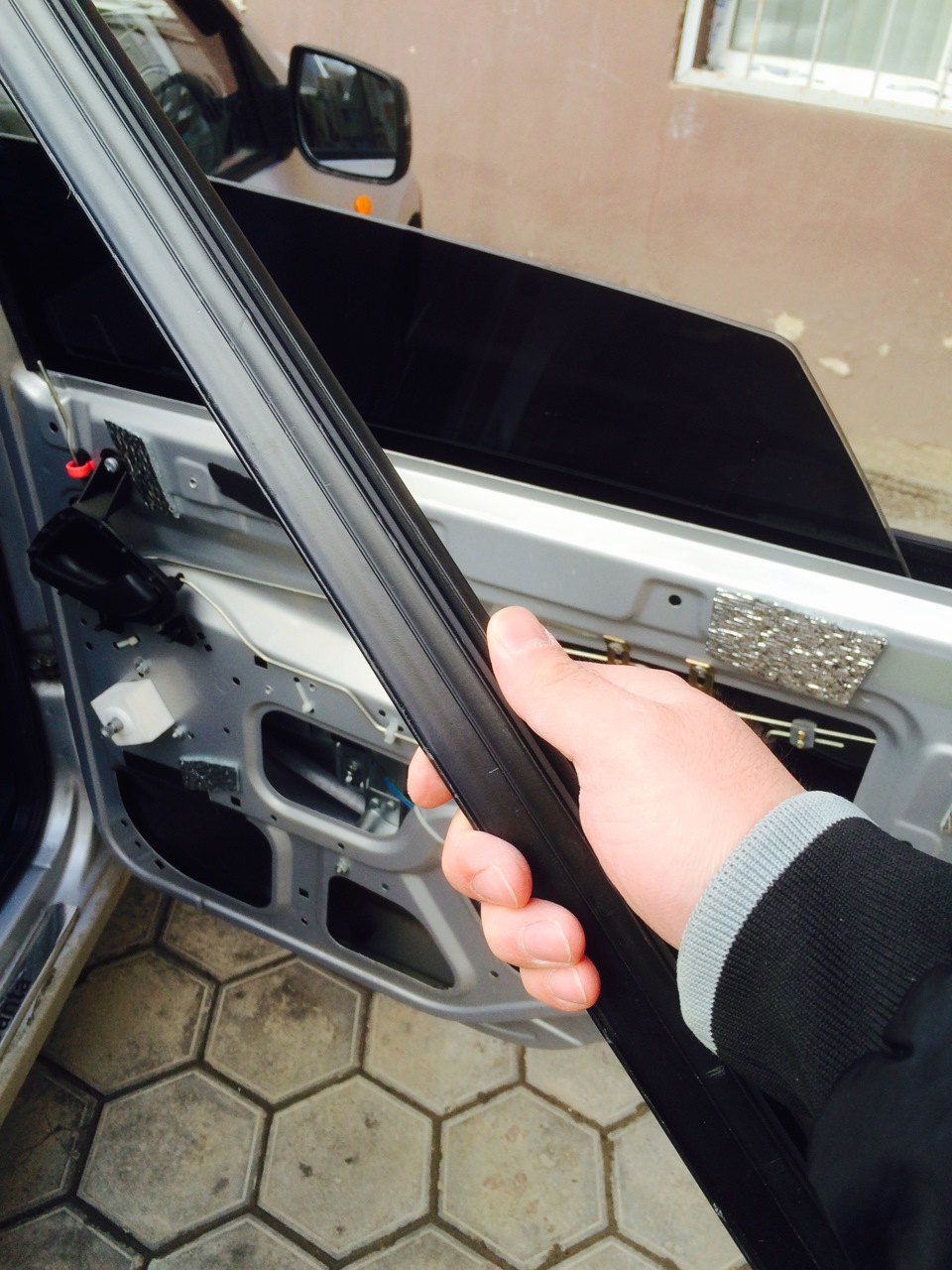 Замена бархоток. Пока задние — Lada Гранта (1G), 1,6 л, 2014 года ...