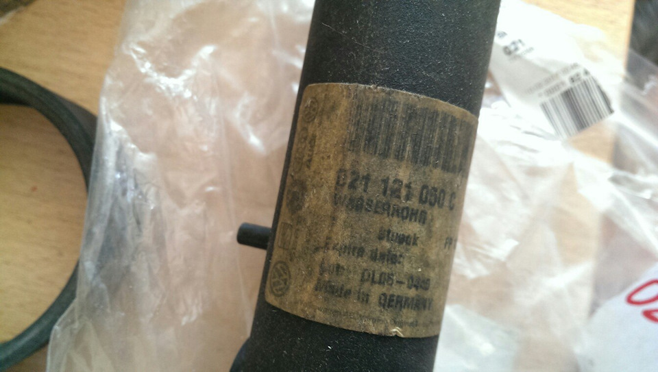 021121050C Патрубок охлаждающей жидкости / VW Golf III, Passat, Sharan ...