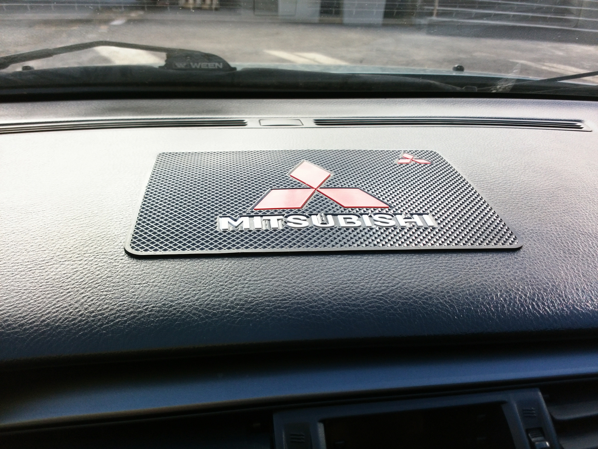 Коврик на приборную панель. — Mitsubishi Lancer IX, 1,6 л, 2006 года ...