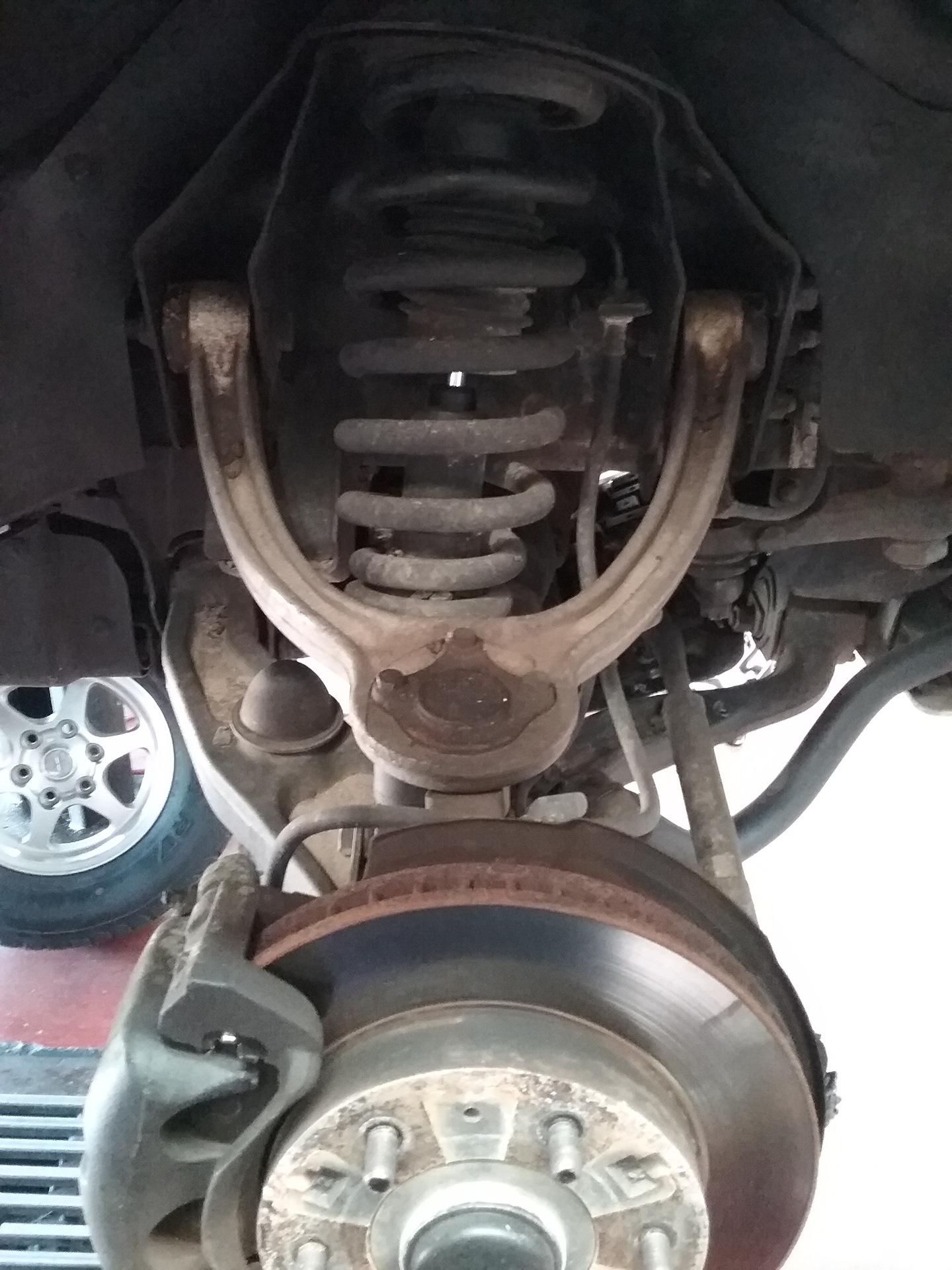 Replacement of front upper control arms on the Pajero Evolution ...