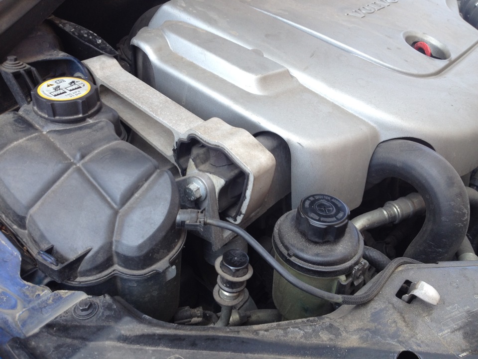 Опора двигателя \ Upper Torque Rod — Volvo XC70 III, 2,4 л, 2008 года ...