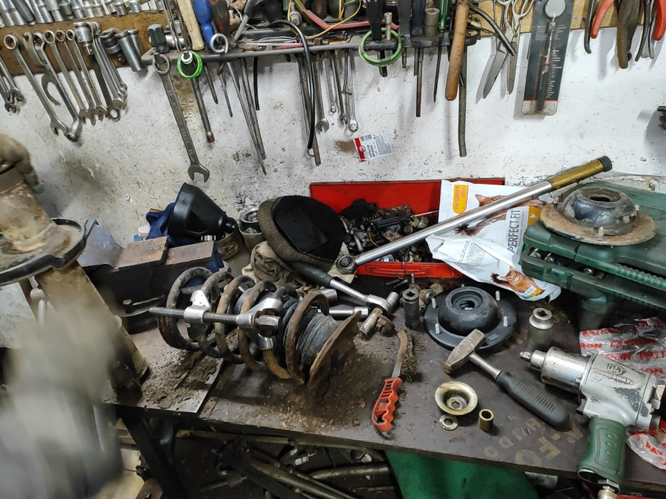 Замена опоры амортизатора — Renault Trafic (1G), 2,5 л, 1999 года ...
