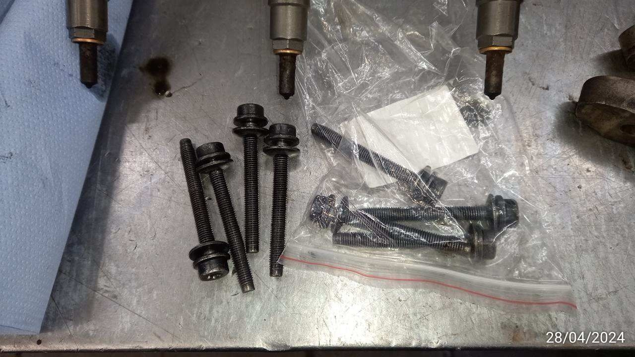 Замена клапанной крышки — Volvo V90 (2G), 2 л, 2017 года | плановое ТО ...