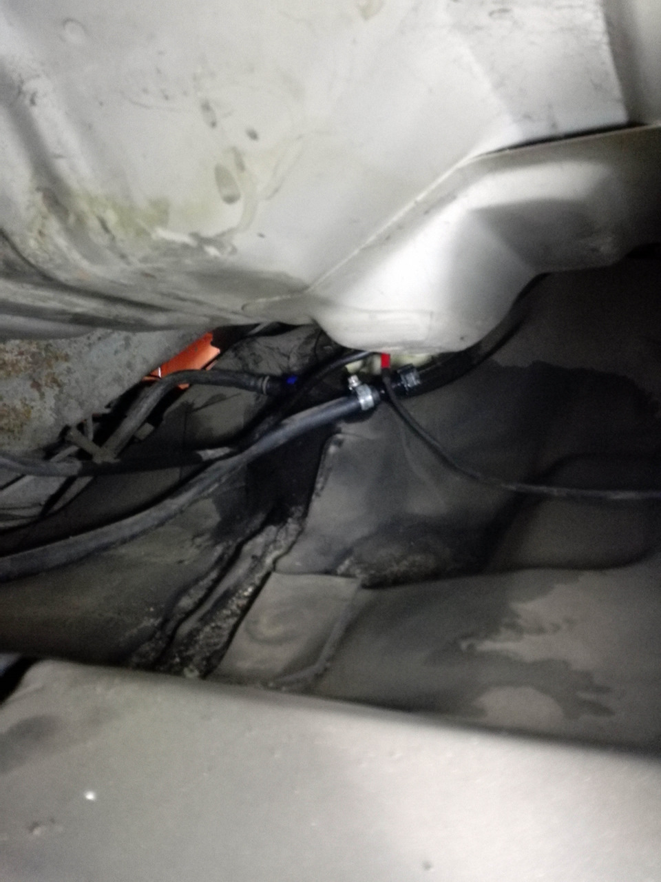 Снятие бензобака B6284T Volvo S80 2.8 T6 — Volvo S80 (1G), 2,8 л, 1999 ...