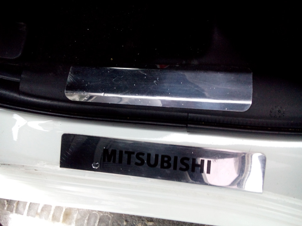 Бюджетный вариант накладок на пороги. — Mitsubishi Lancer X, 1,5 л ...