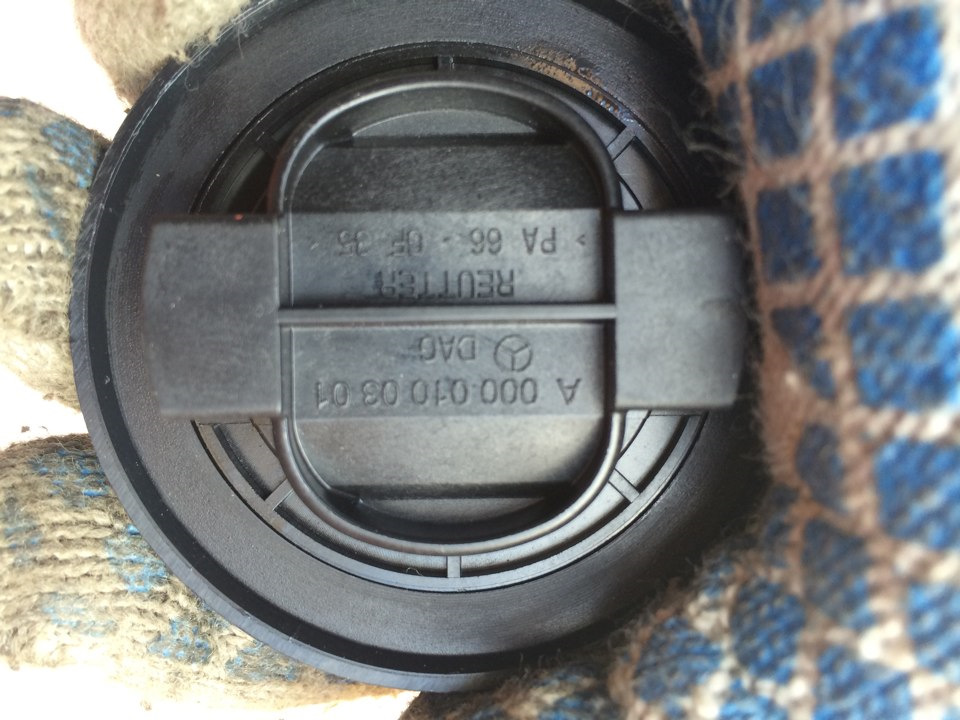 Потеющая крышка маслозаливной горловины — Mercedes-Benz E-Class (W212 ...