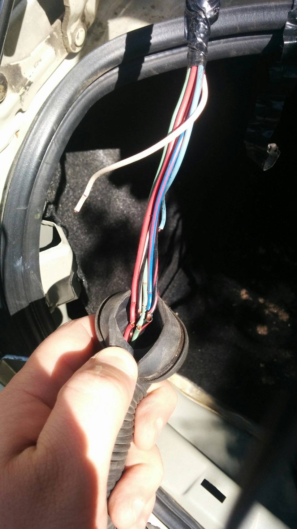 Кнопка открытия крышки багажника. — Mazda 3 (1G) BK, 2 л, 2006 года ...