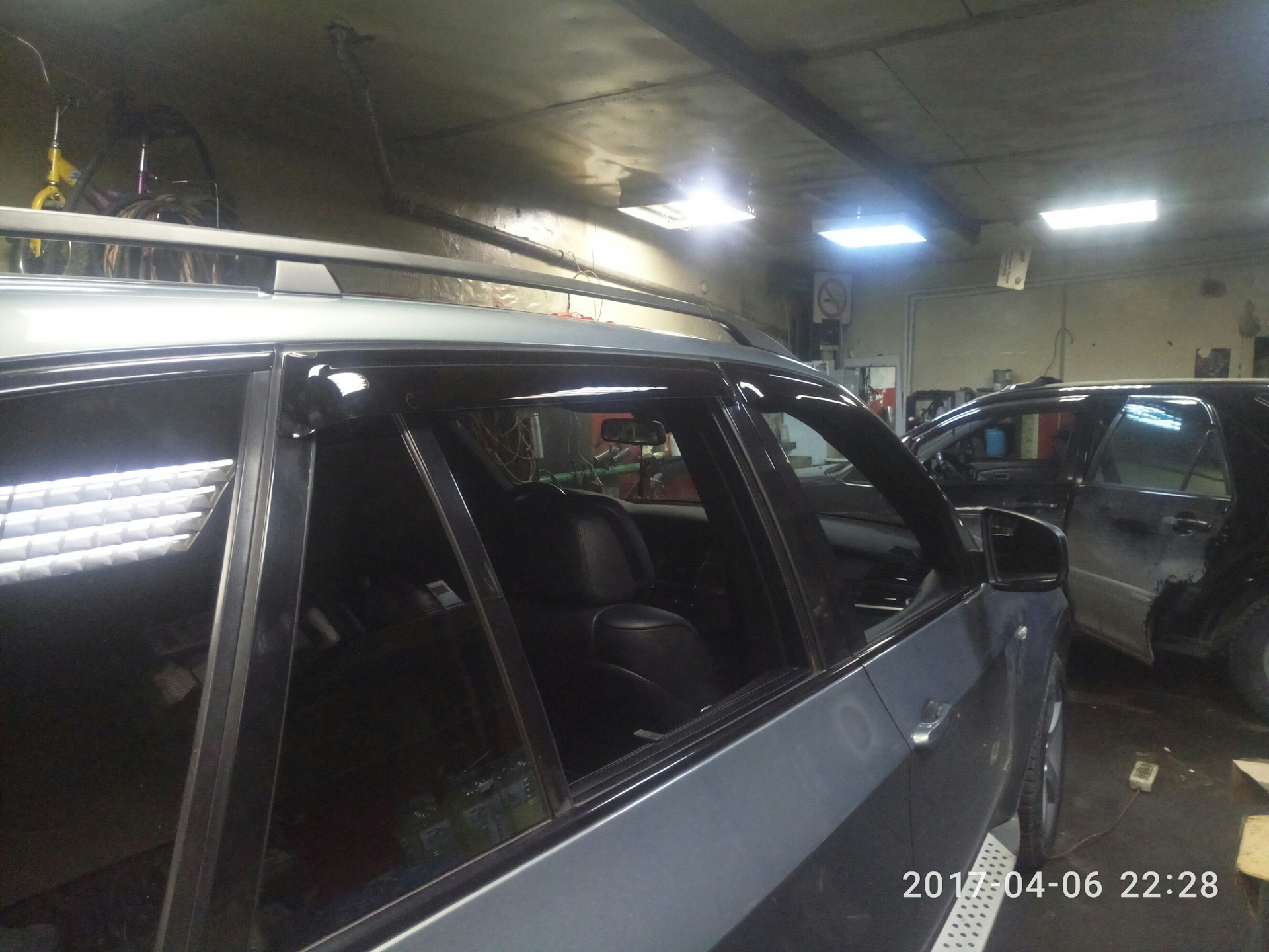 Установка ветровиков — BMW X5 (E70), 3 л, 2008 года | стайлинг | DRIVE2