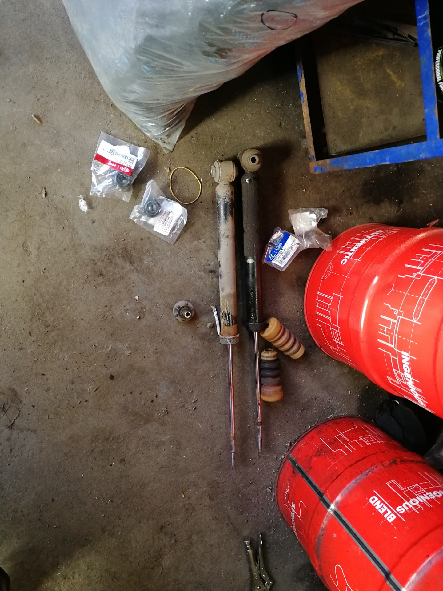 Замена задних амортизаторов — Hyundai Getz, 1,4 л, 2010 года | визит на ...