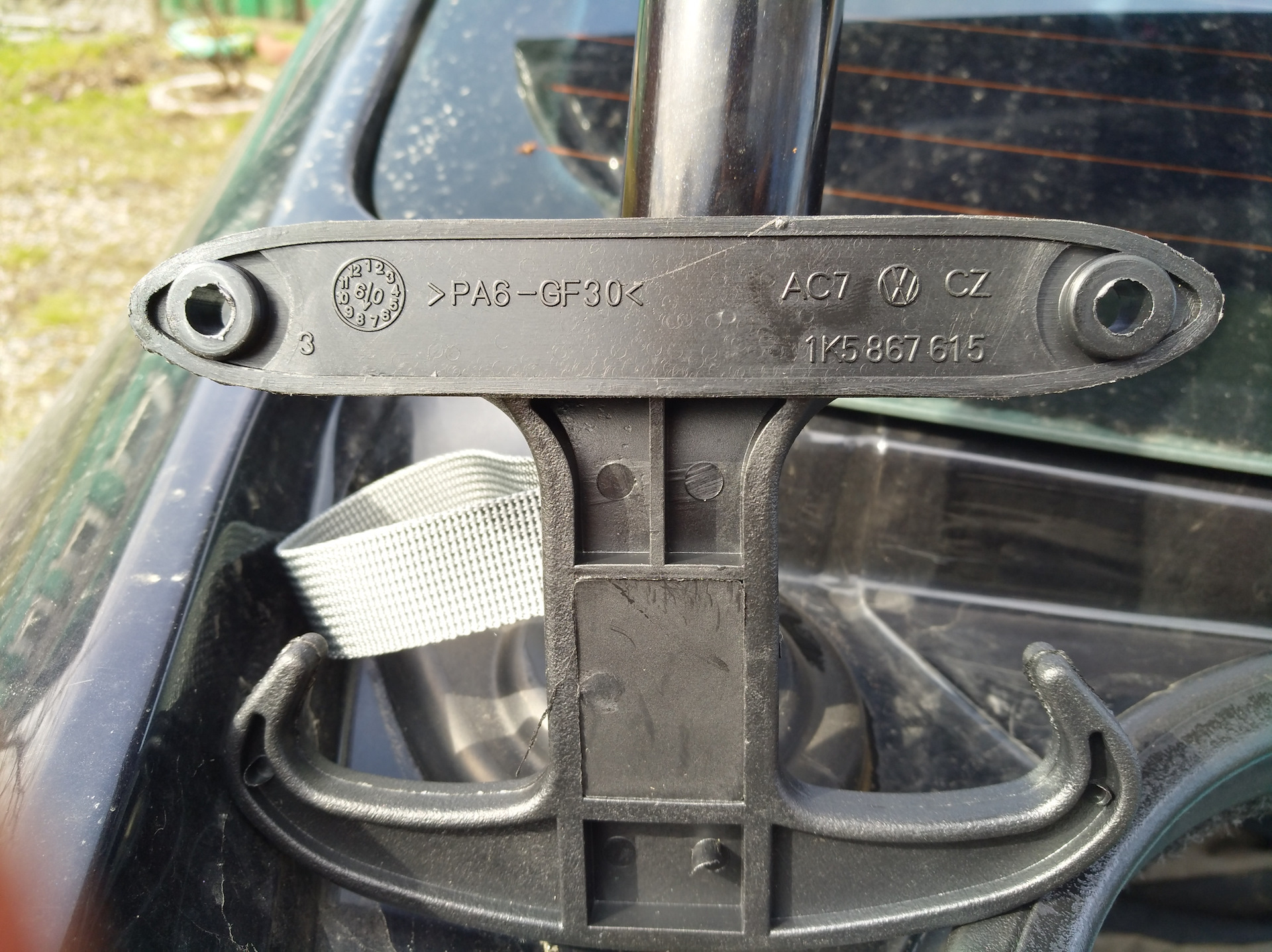 Пакетодержалка — Volkswagen Passat B6, 2 л, 2010 года | аксессуары | DRIVE2