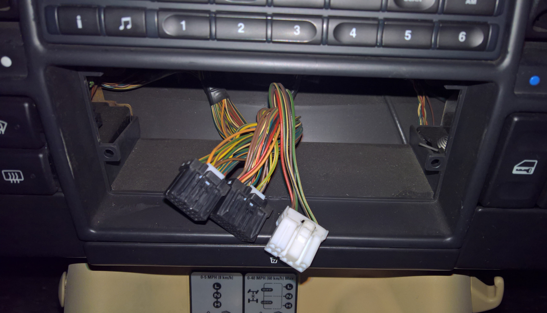 Замена лампочек в блоке климата — Land Rover Discovery II, 2,5 л, 2003 ...