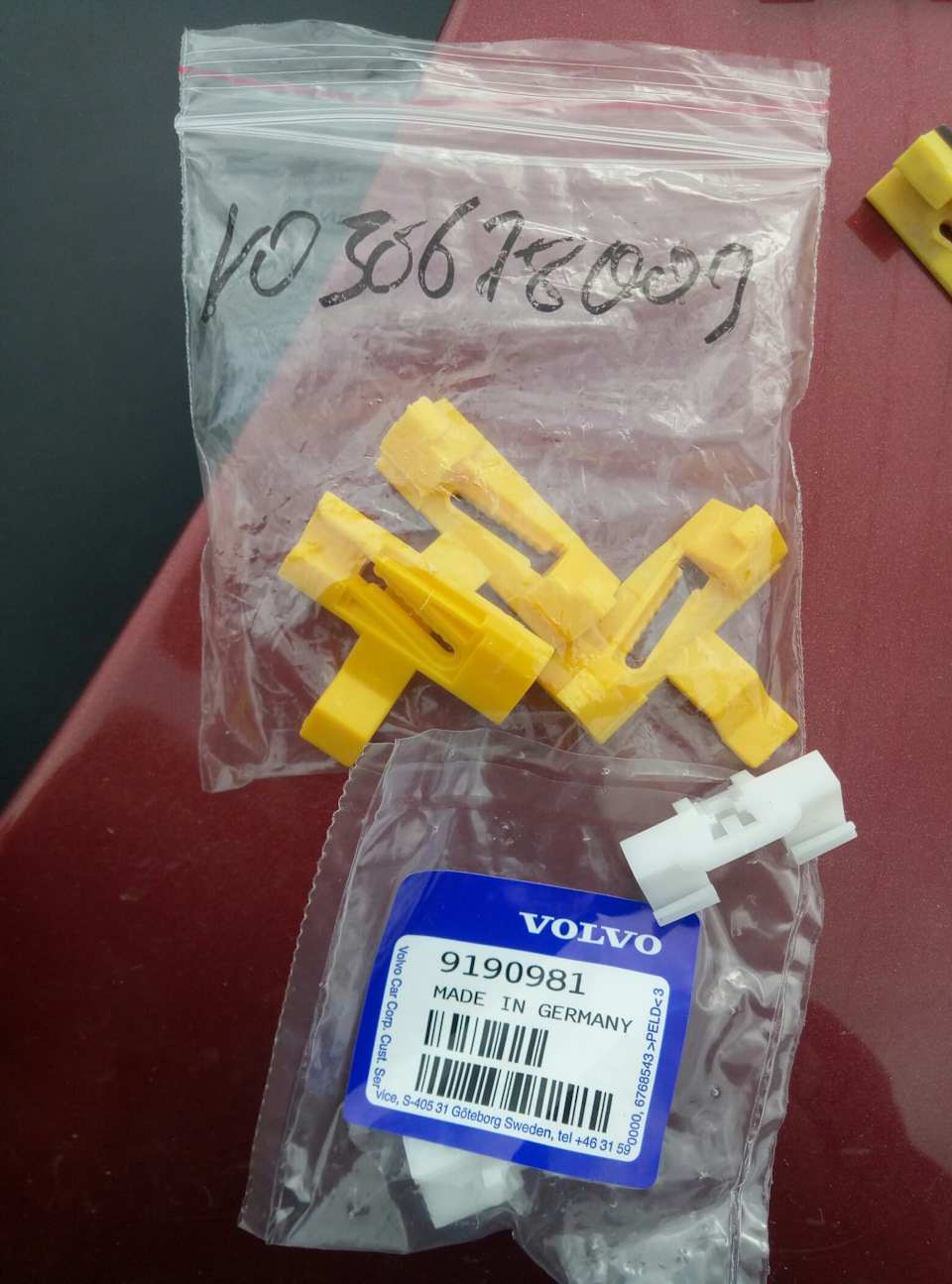 9190981 Клипса обшивки ветрового стекла Volvo | Запчасти на DRIVE2