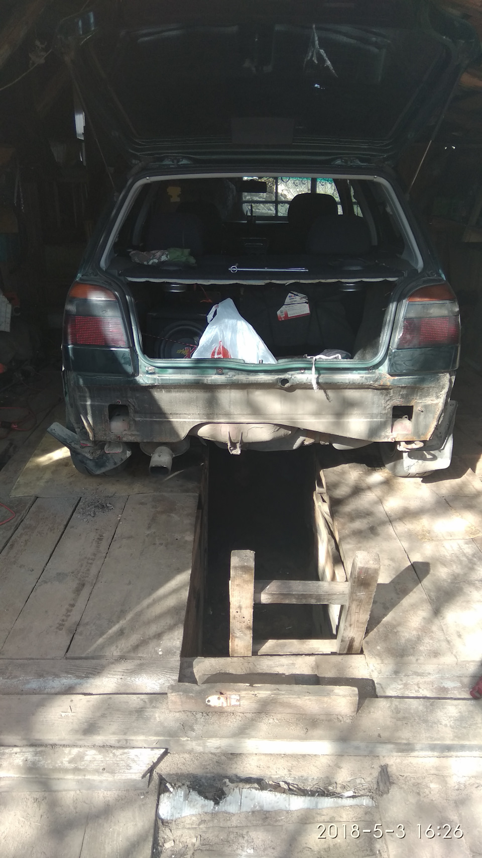 Снятие заднего бампера, правого фонаря, швейлера — Volkswagen Golf Mk3 ...