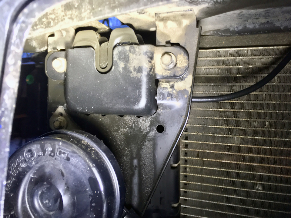 Замена замка капота 31356007 и датчика положения кузова 31288274 ...