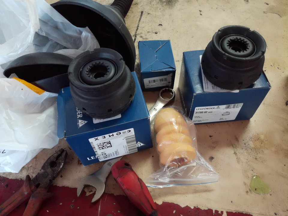 Замена опор амортизаторов — Volkswagen Polo Sedan, 1,6 л, 2013 года ...