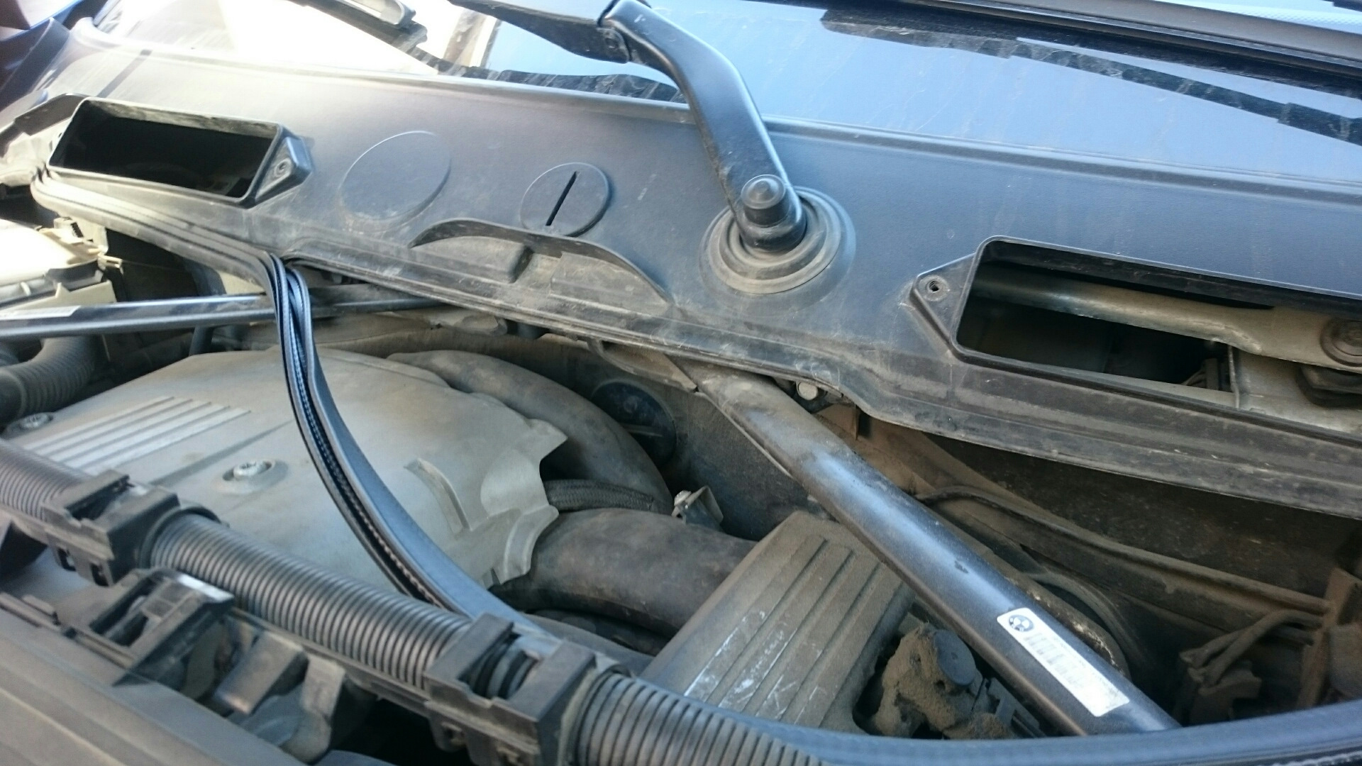 Уплотнитель под лобовым стеклом — BMW 1 series (E81/E87), 3 л, 2005 ...