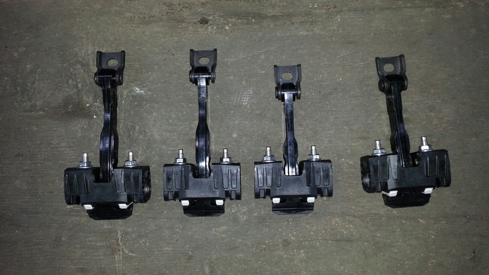 Ограничитель открывания двери с доводчиком — Lada Гранта (1G), 2012 ...