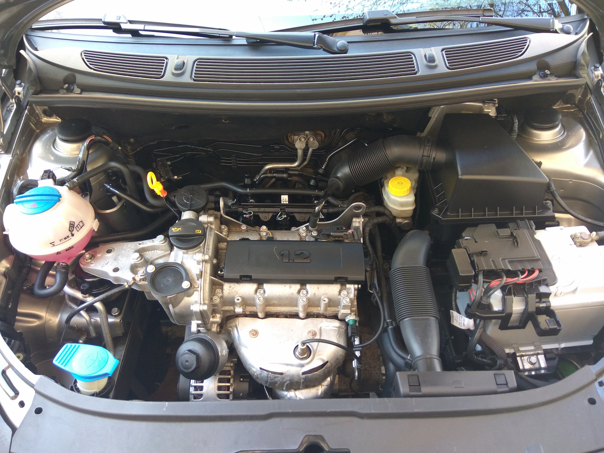 Мойка двигателя, замена свечей — Skoda Fabia Mk2, 1,2 л, 2011 года ...