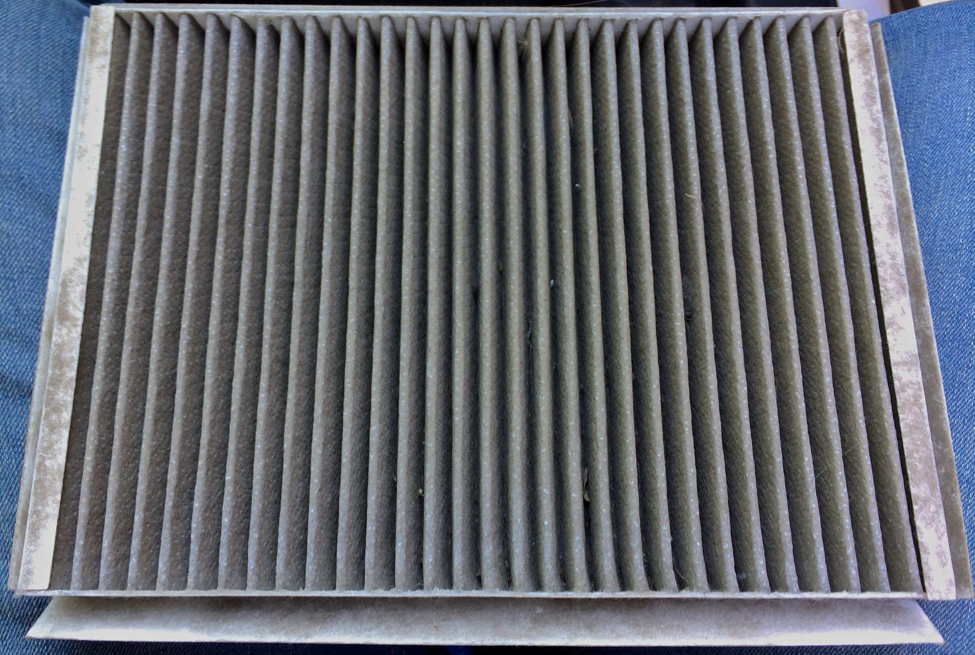 Угольный фильтр салона MANN-FILTER и Interparts. — Chevrolet Captiva (1G), 2,2 л, 2014 года ...