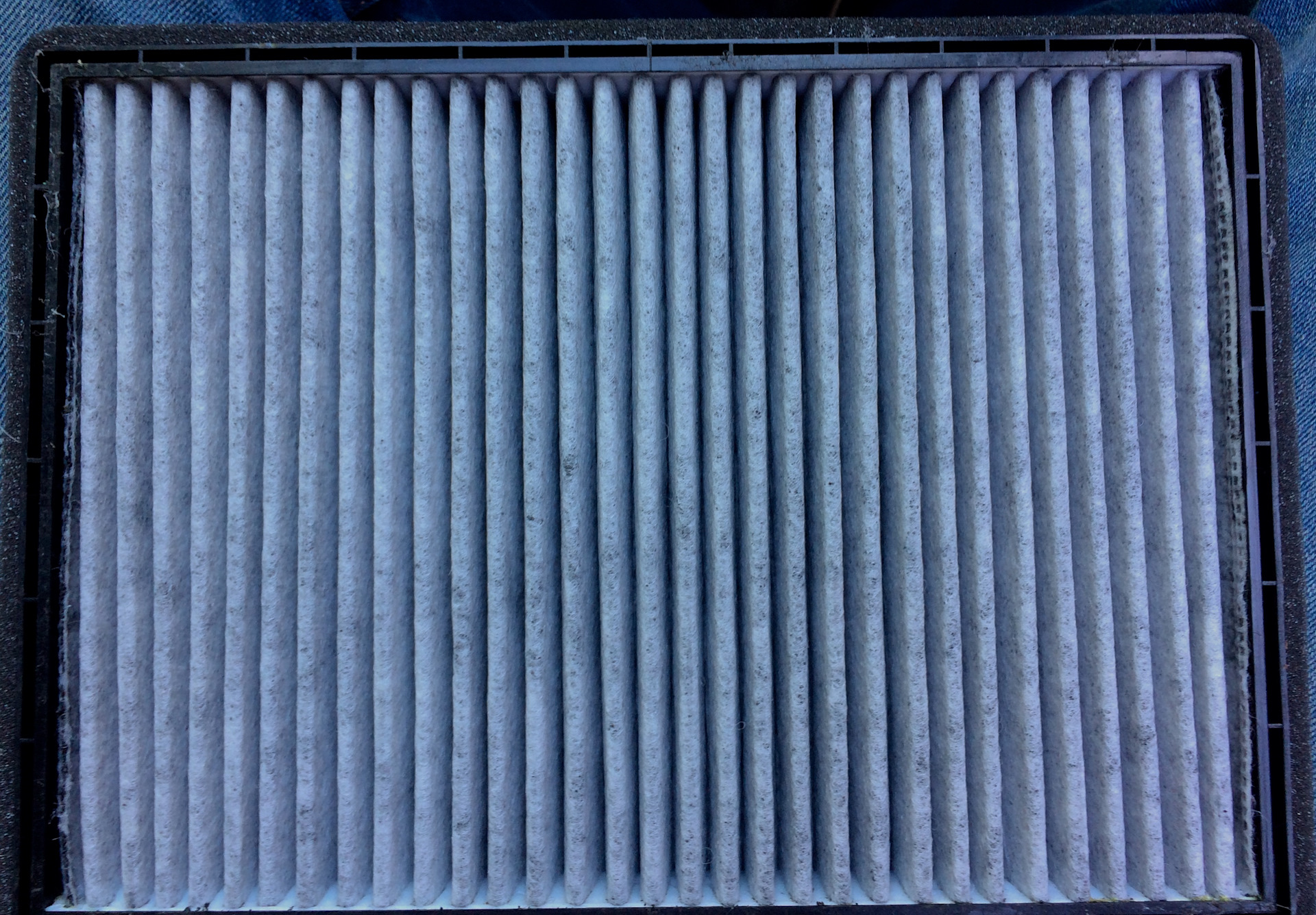 Угольный фильтр салона MANN-FILTER и Interparts. — Chevrolet Captiva (1G), 2,2 л, 2014 года ...