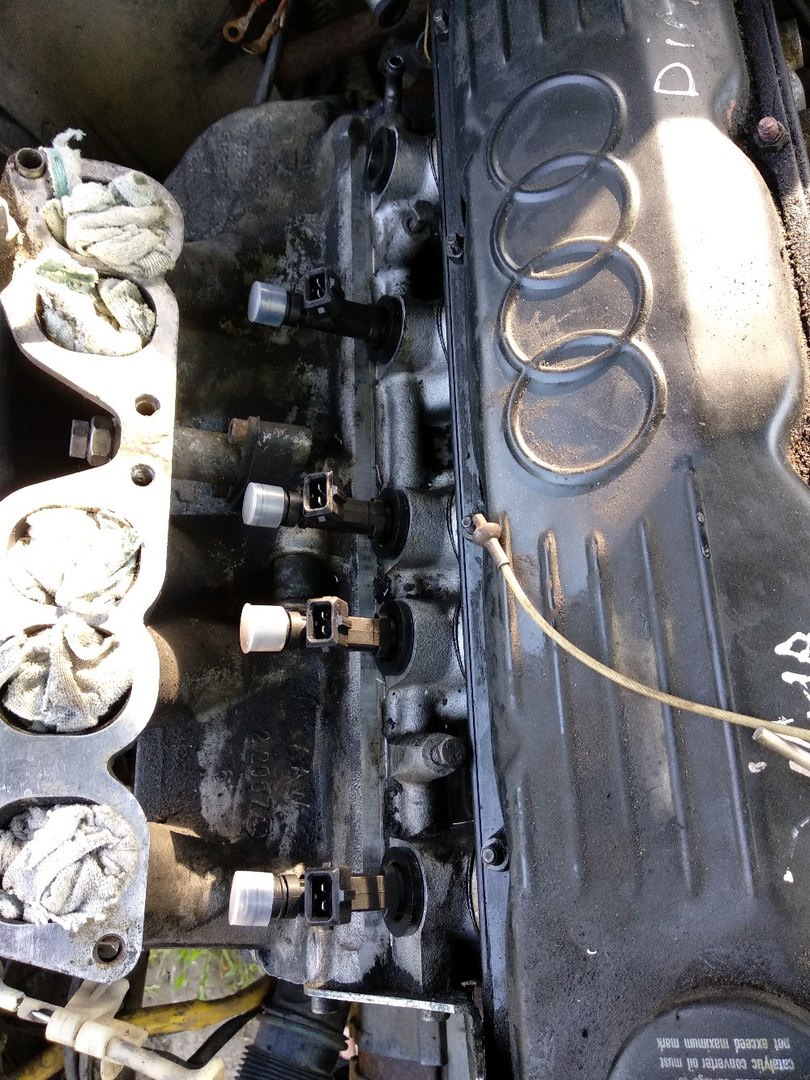 Рампа топливная и форсунки — Audi 100 (C3), 2,3 л, 1988 года ...