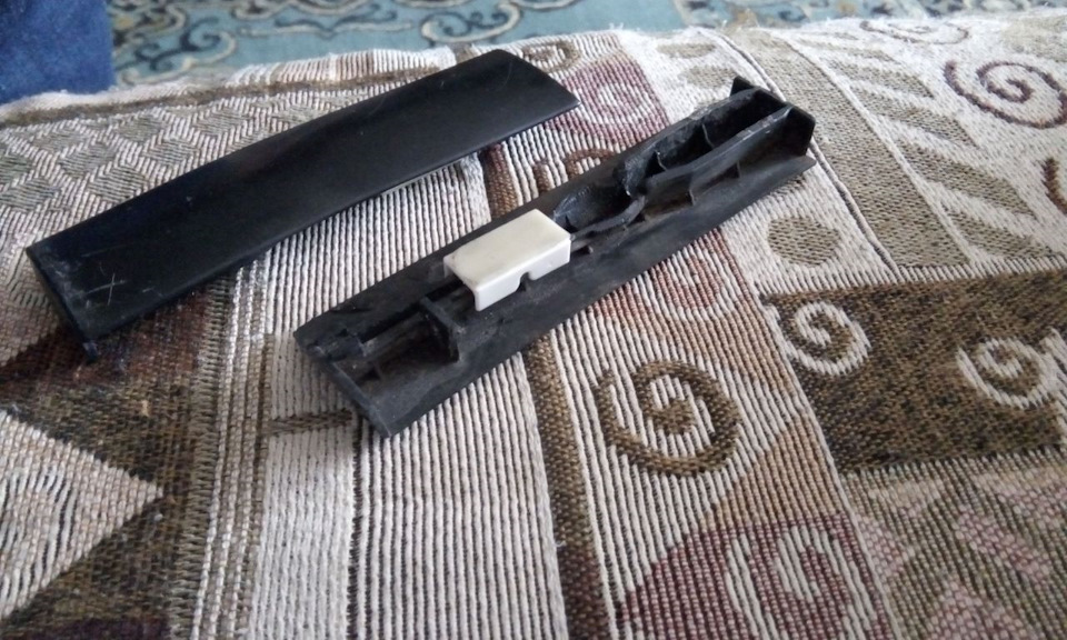 Клипса крепления молдингов крыши — Toyota RAV4 (III), 2 л, 2006 года ...