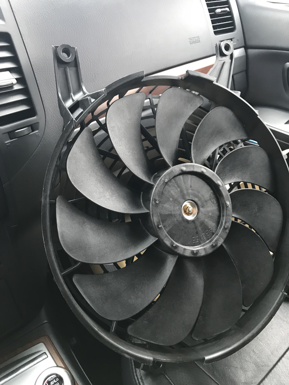 Установил вентилятор кондиционера, заменил свистящие ремни приводные ...