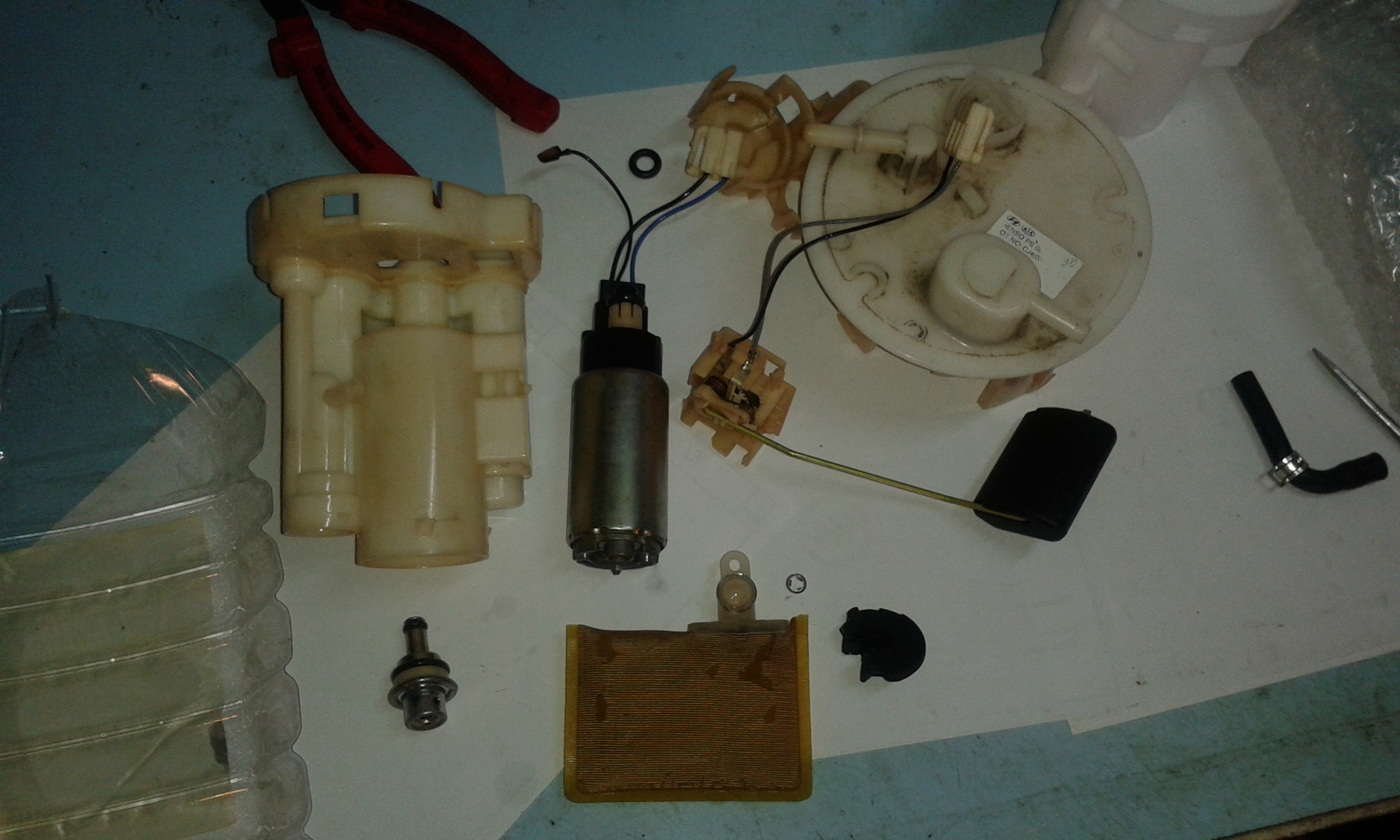 Замена топливного фильтра — KIA Rio 5-door (2G), 1,4 л, 2008 года ...