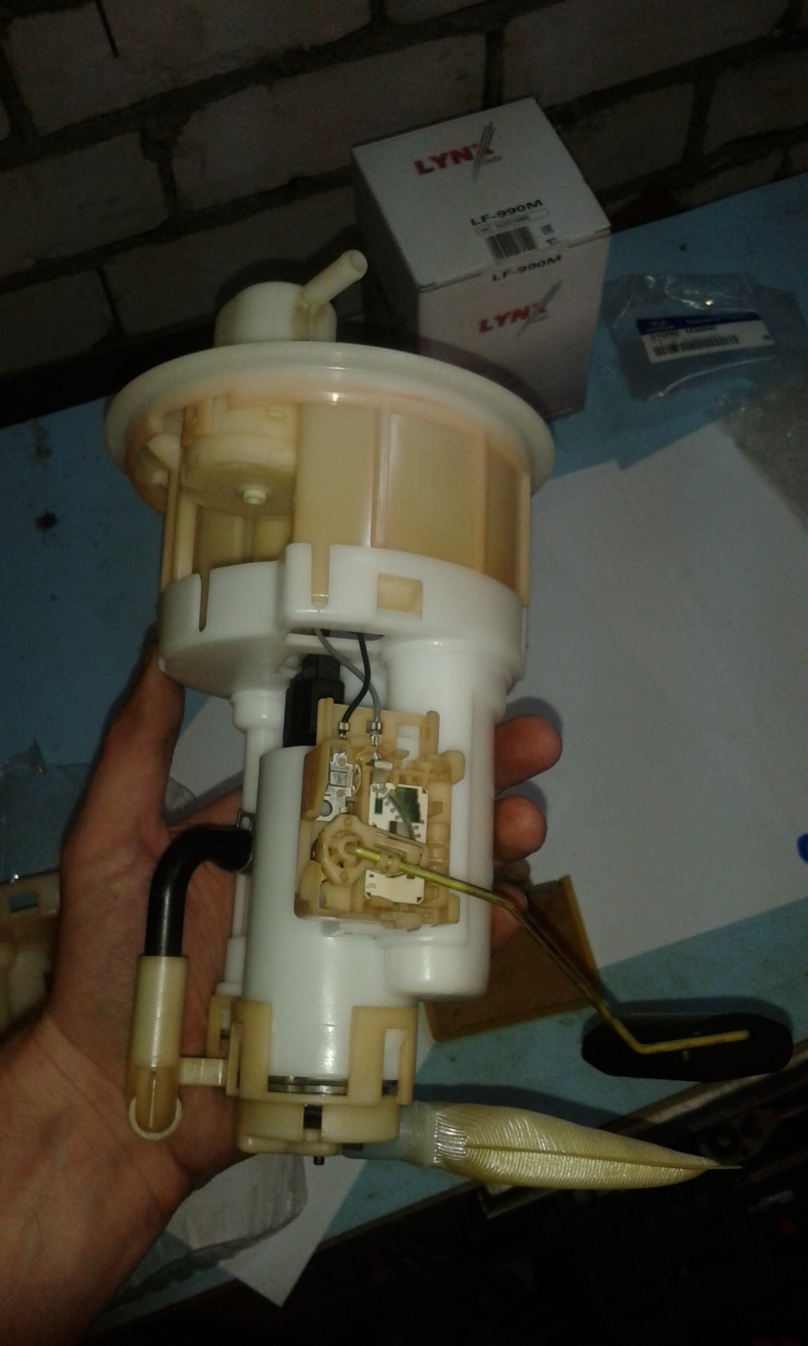 Замена топливного фильтра — KIA Rio 5-door (2G), 1,4 л, 2008 года ...