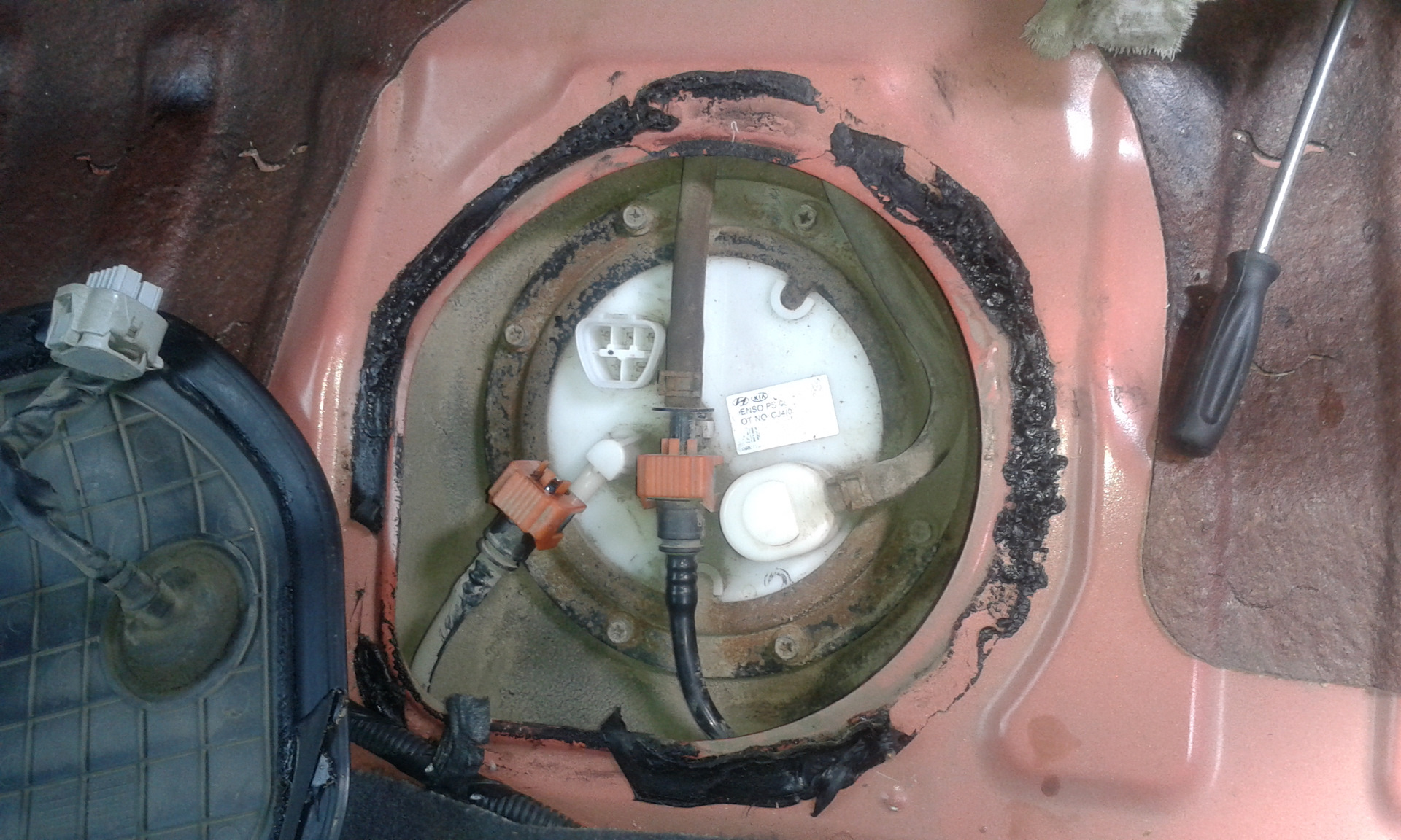 Замена топливного фильтра — KIA Rio 5-door (2G), 1,4 л, 2008 года ...