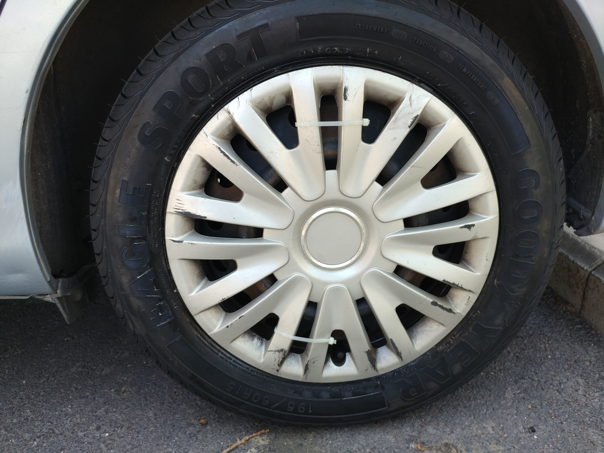 Поменял задние шины, поставил Goodyear eagle sport. — Toyota Corolla ...