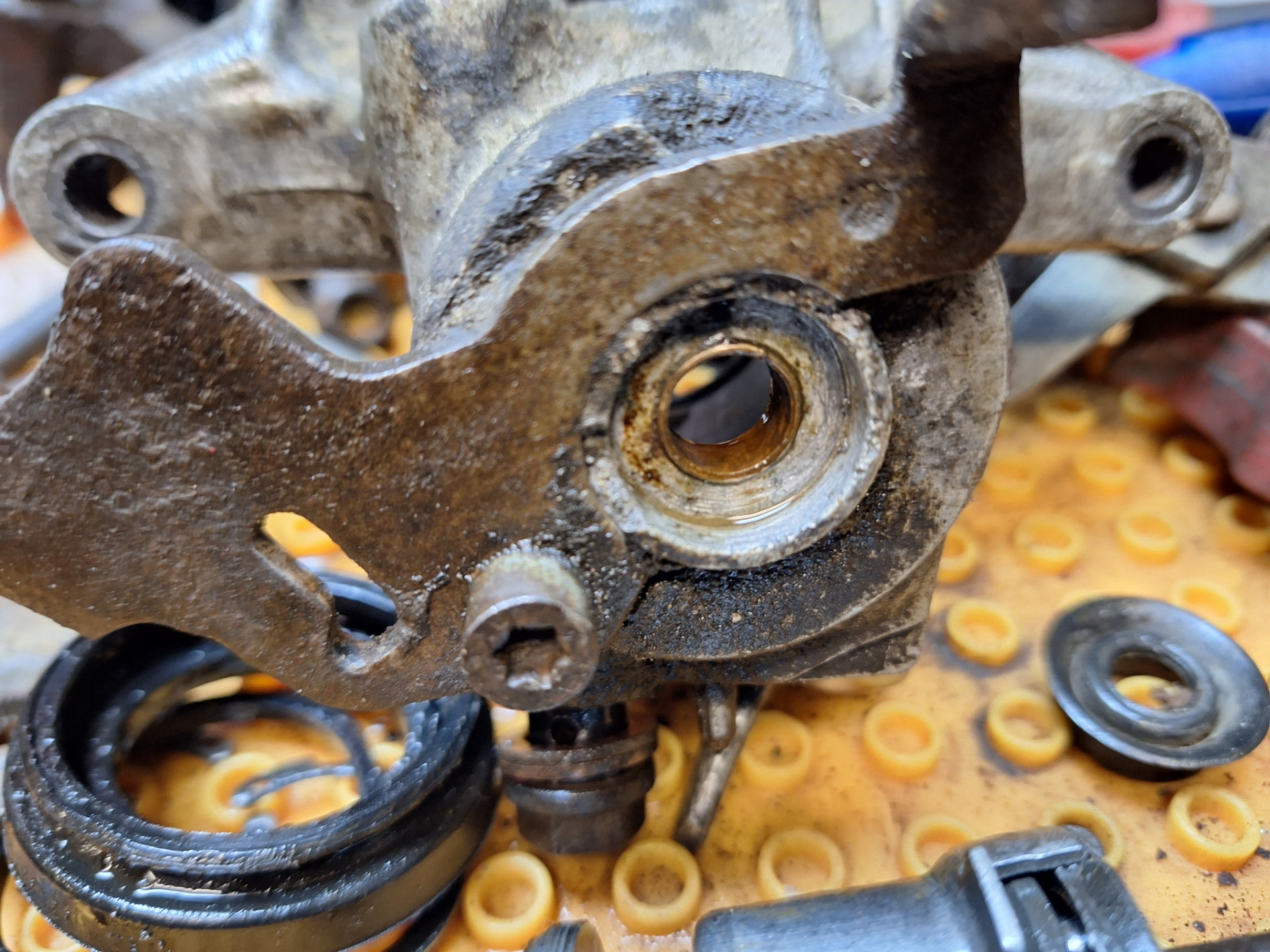 Переборка задних суппортов. — Volkswagen Passat B5, 1,8 л, 1997 года ...